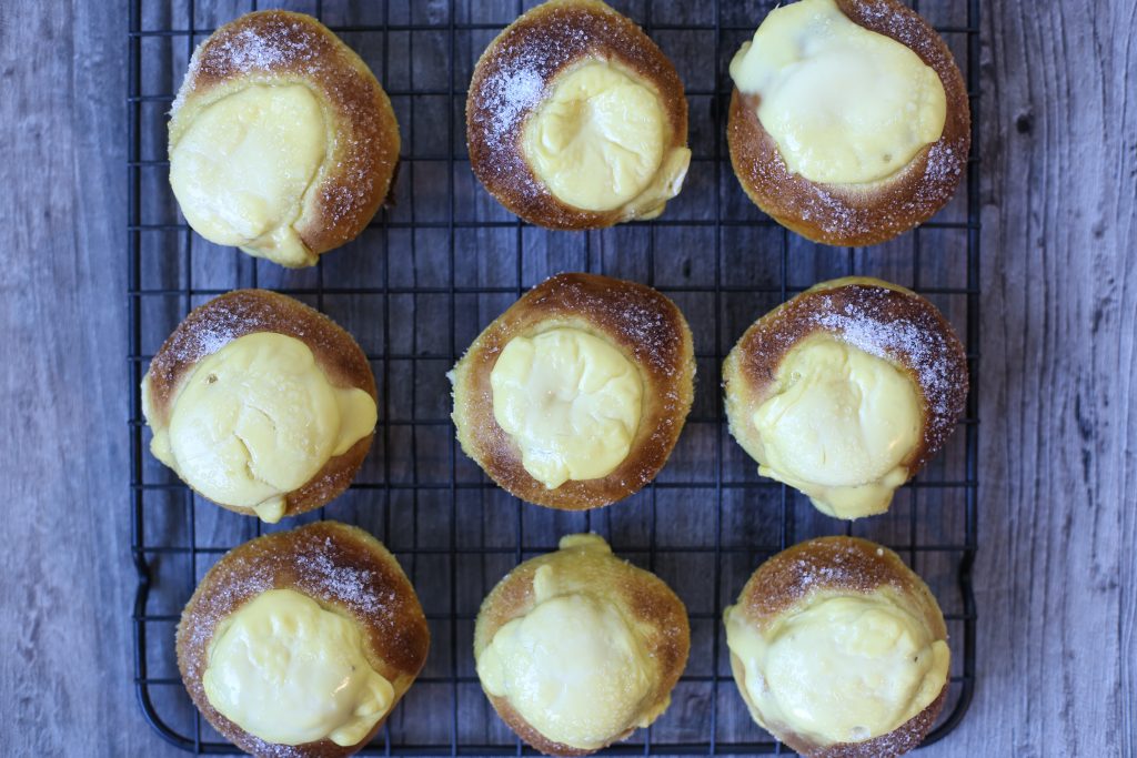 SAFRANBOLLER MED VANILJEKREM | bakt på spelt - fri for sukker - Desiree ...