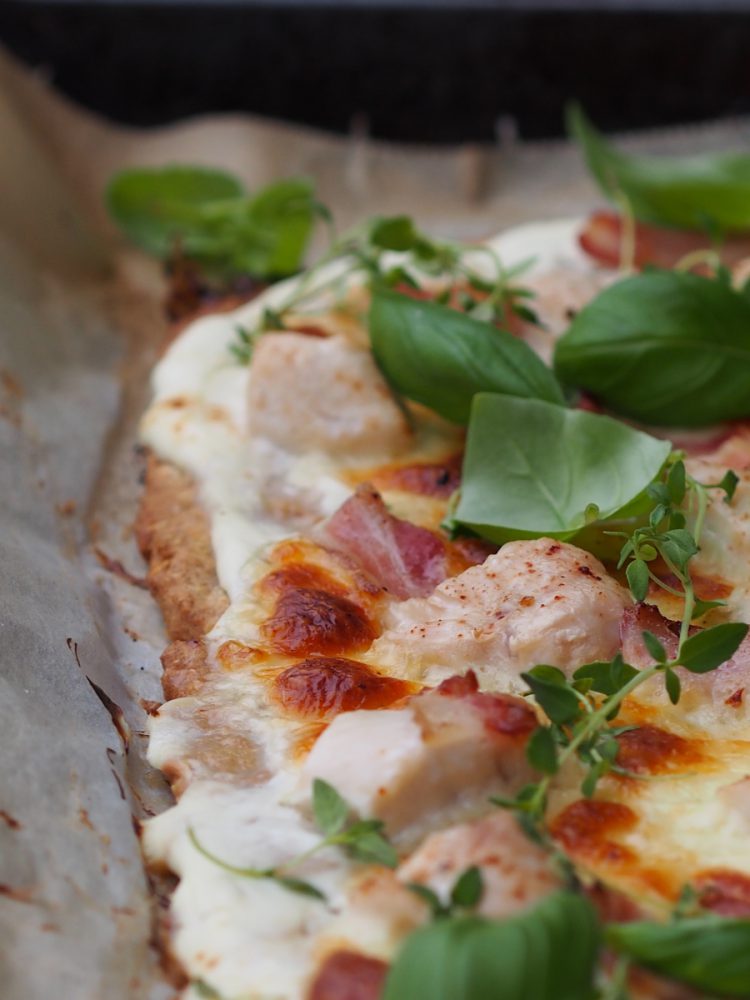 Sprø og sunn; Hvit pizza med kylling og bacon - Desiree Andersen